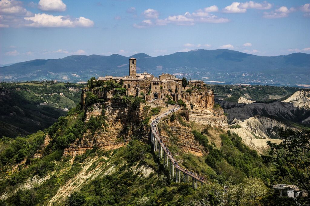 Il sentiero segreto per raggiungere il borgo di Civita di Bagnoregio ...